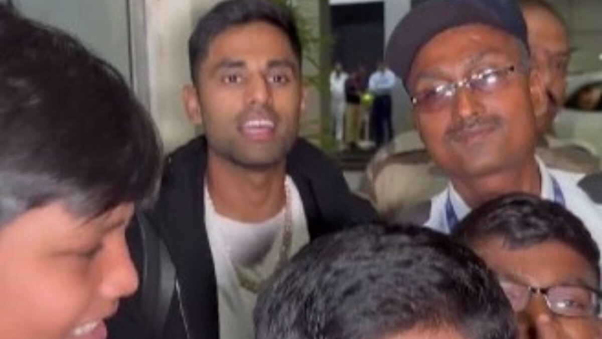 'Lao Phone Do Na': Suryakumar Yadav Clicks Pictures With Young Fans in ...