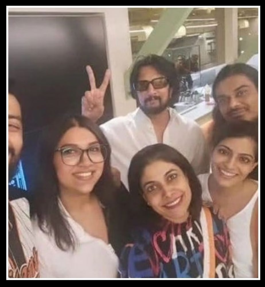Kiccha Sudeep Happily Poses With Family In This Old Viral Photo ...