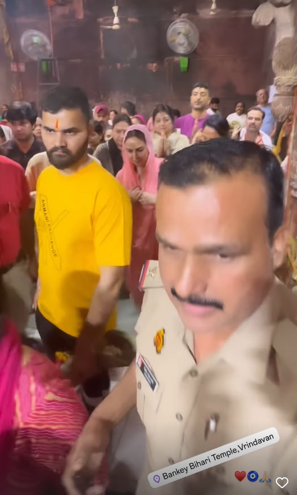 Hema Malini's Daughters Esha Deol And Ahana Deol Offer Prayers At ...