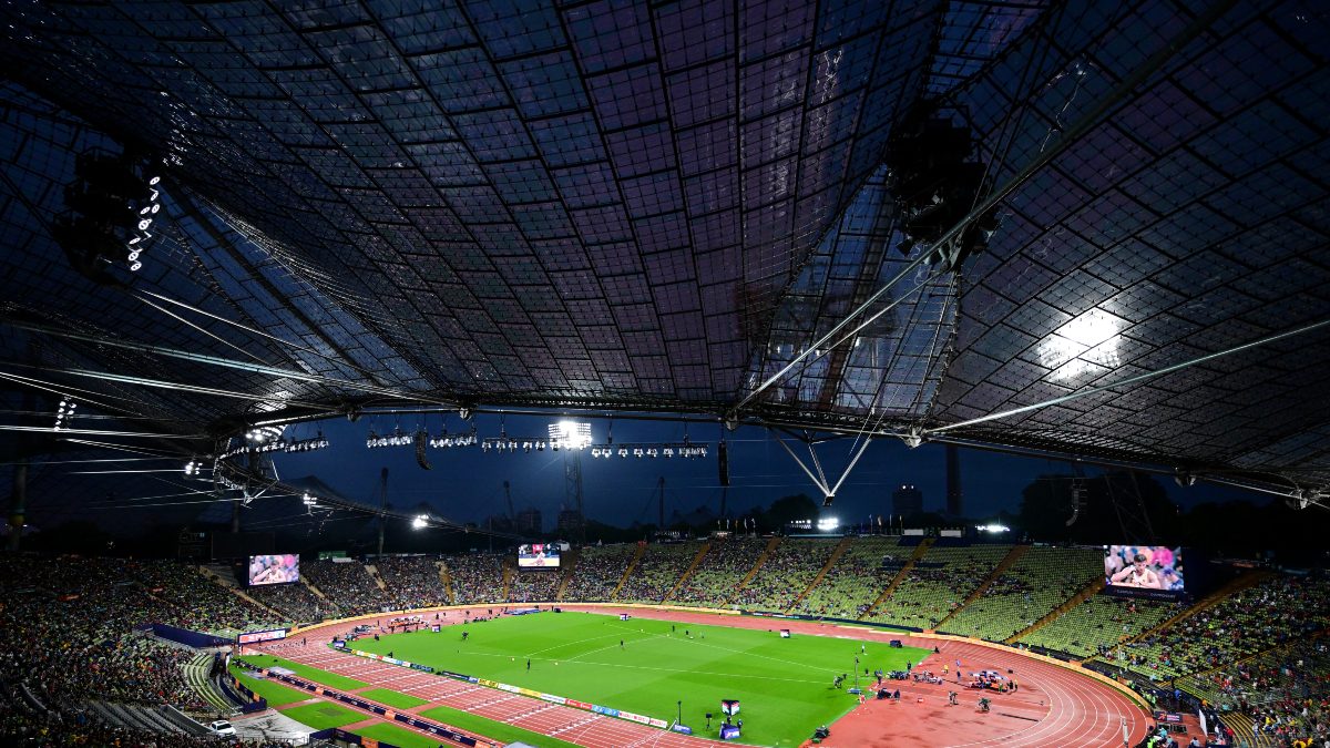 KM Deeksha Break 1500m National Record in Los Angeles; Avinash Sable ...