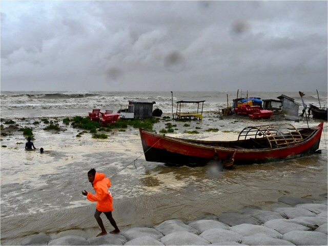 Cyclone Remal: Landfall Process of Begins Over Coastal Areas of ...