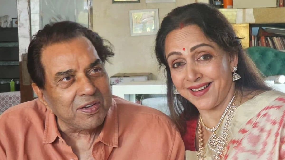 Hema Malini Holds Dharmendra's Hand In Unseen Photo From Their 44th Wedding Anniversary ...