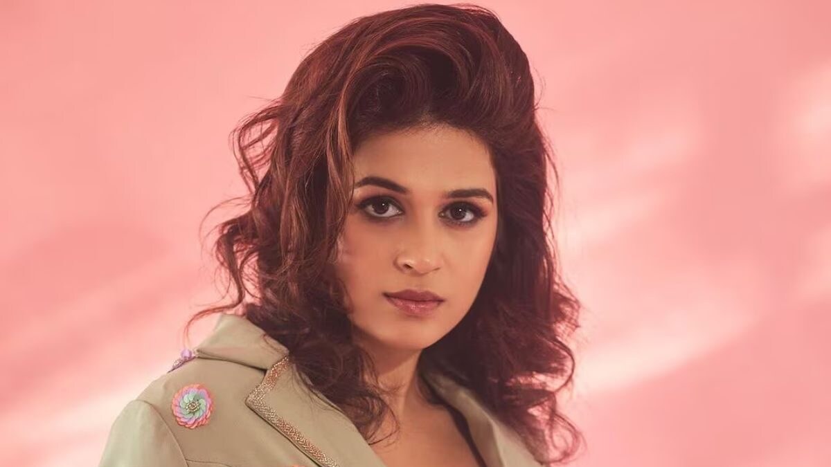 Shraddha Das Gives Boss Lady Trend A Killer Twist - News18