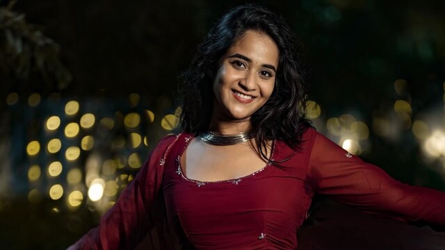 Actress Deepthi Sunaina Slays Traditional Look In Maroon Suit With ...
