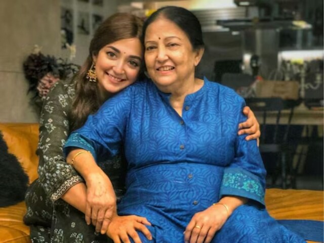 Singer Monali Thakur's Heartfelt Tribute To Her Mother: 'She Gave Me ...