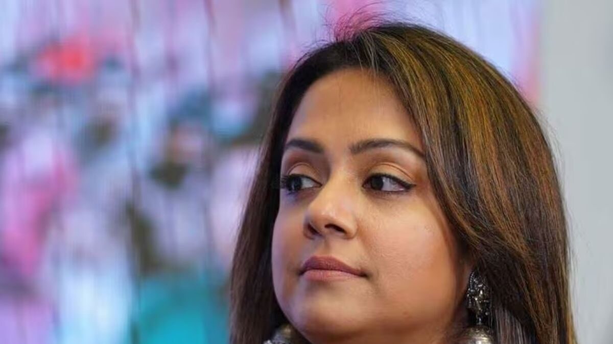 Actress Jyothika Poses With Her Sisters In This Viral Family Photo - News18