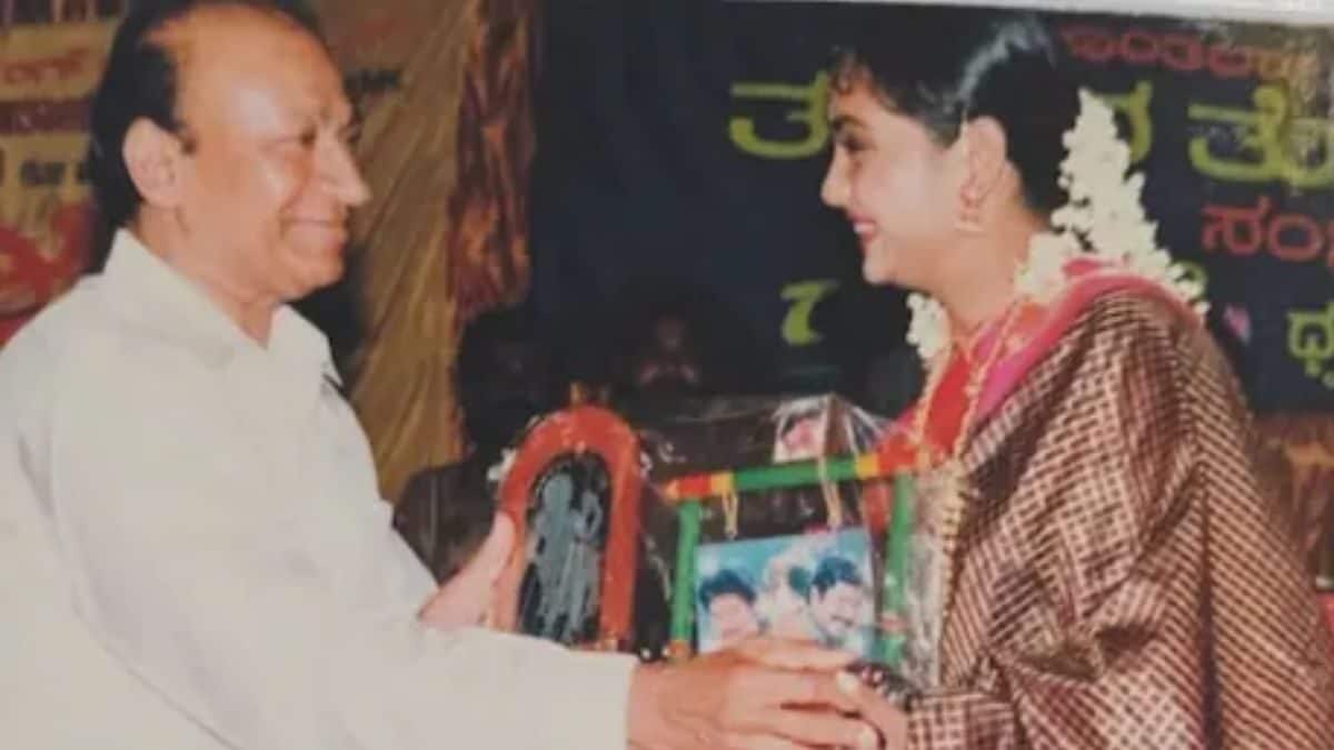 Actress Shruti Krishna Shares Old Pic Of Dr Rajkumar Honouring Her For ...