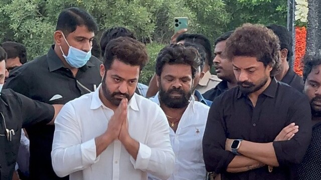 Jr NTR Remembers NTR on His 101 Birth Anniversary, Sits on the Ground ...