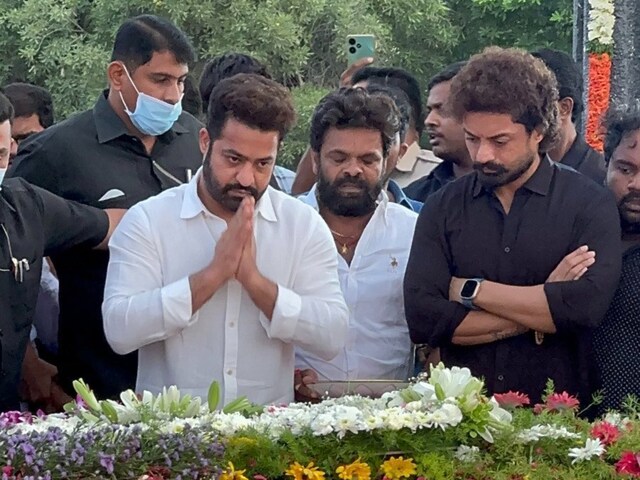 Jr NTR Remembers NTR on His 101 Birth Anniversary, Sits on the Ground ...