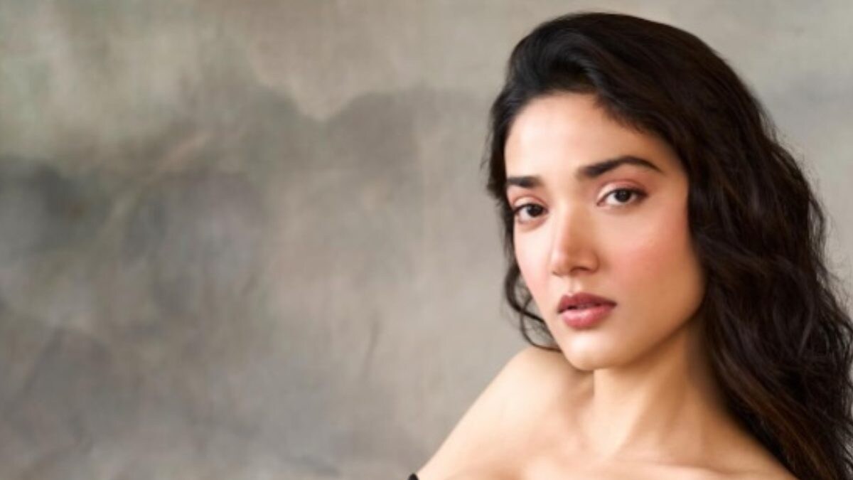 Sexy! Medha Shankr Flaunts Ample Cleavage In Black Outfit, Hot Photos Go Viral; See Here - News18