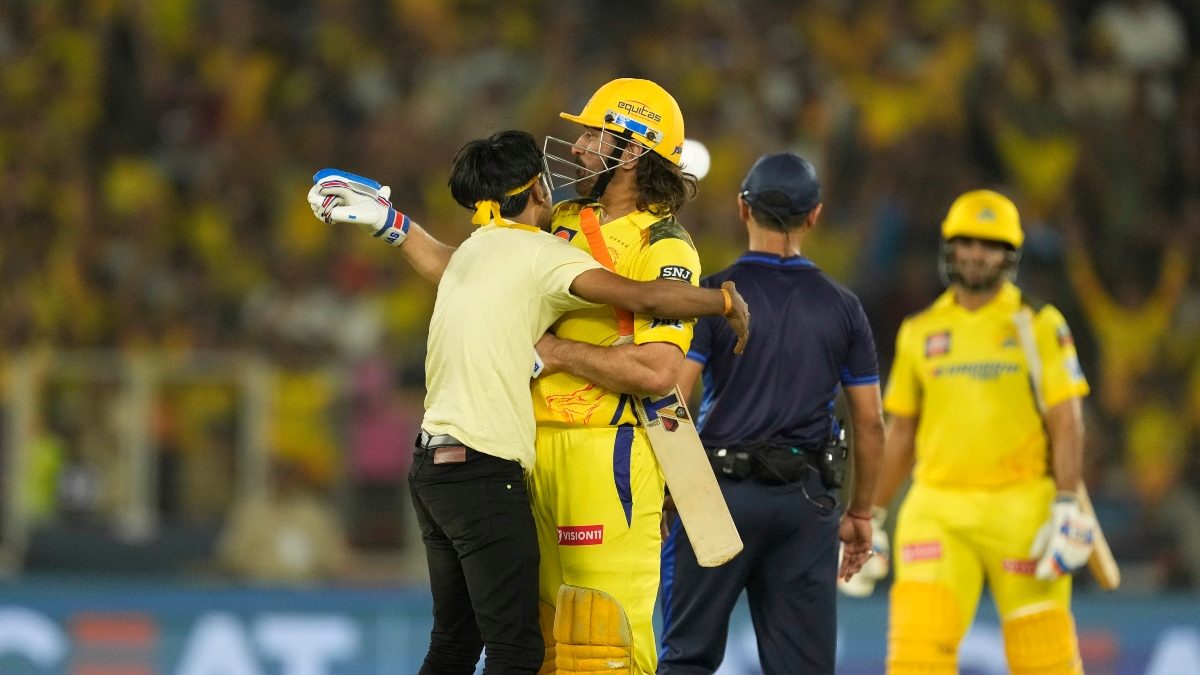 Watch: Fan Breaches Security, Touches MS Dhoni's Feet And Gets a Hug ...