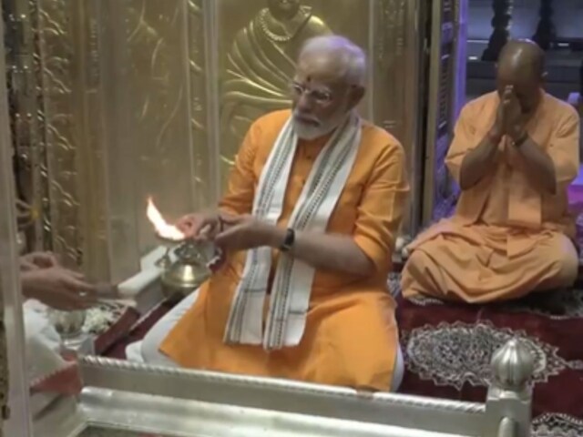 PM Modi Offers Prayers at Kashi Vishwanath After Grand Roadshow in Varanasi | WATCH - News18