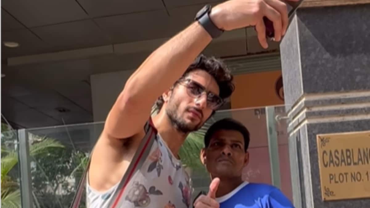 'Haath Milao': Ibrahim Ali Khan’s Sweet Gesture Towards Fans Outside ...