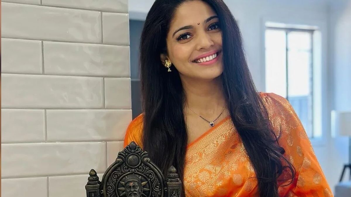 Actress Pooja Sawant Enshrines Shivaji Maharaj Idol At Her New Home In ...