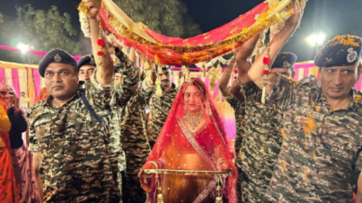 In Emotional Video, CRPF Jawans Hold Phoolon Ki Chaadar For Slain ...