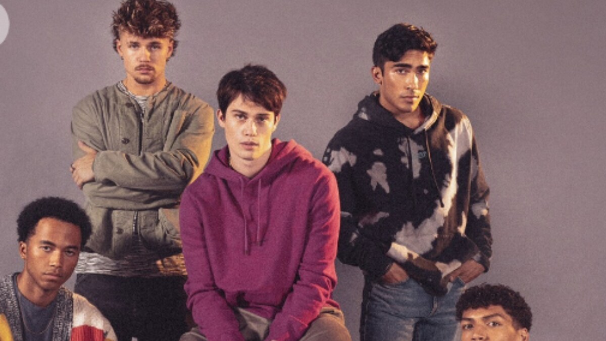 August Moon, Fictional Band From Anne Hathaway's The Idea Of You ...