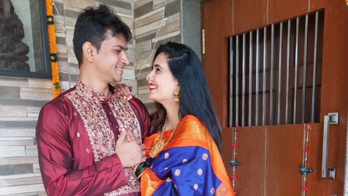 Watch: Actress Sai Lokur's Mother-in-law Welcomes Her To New Home - News18