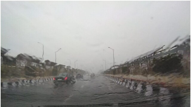 Rain Lashes Parts Of Delhi-NCR, Brings Relief from Intense Heat | India News - News18