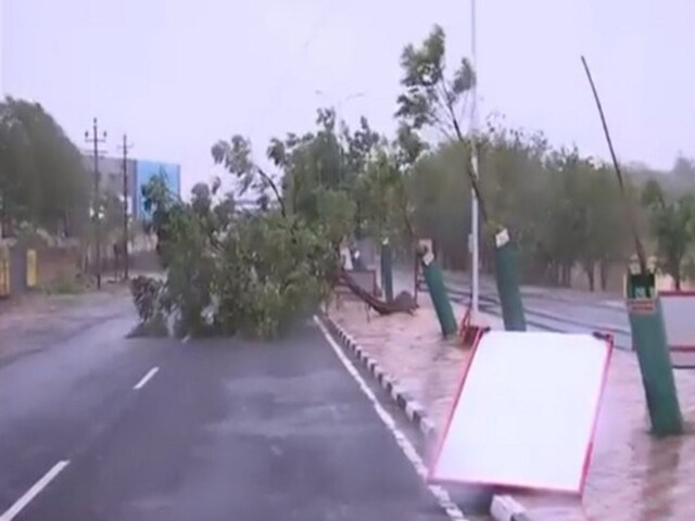 Man Injured After Street Light Pole Falls On Him In Thane - News18