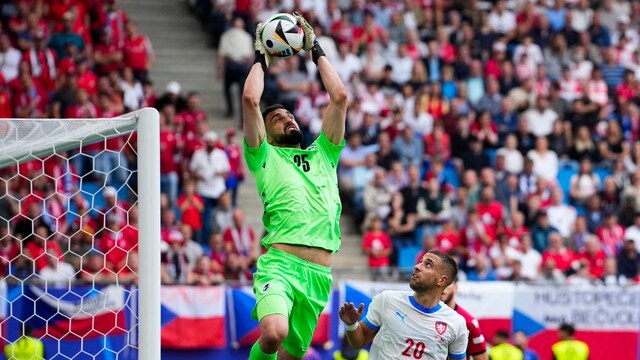 Liverpool Sign Goalkeeper Giorgi Mamardashvili From Valencia, Will Join ...