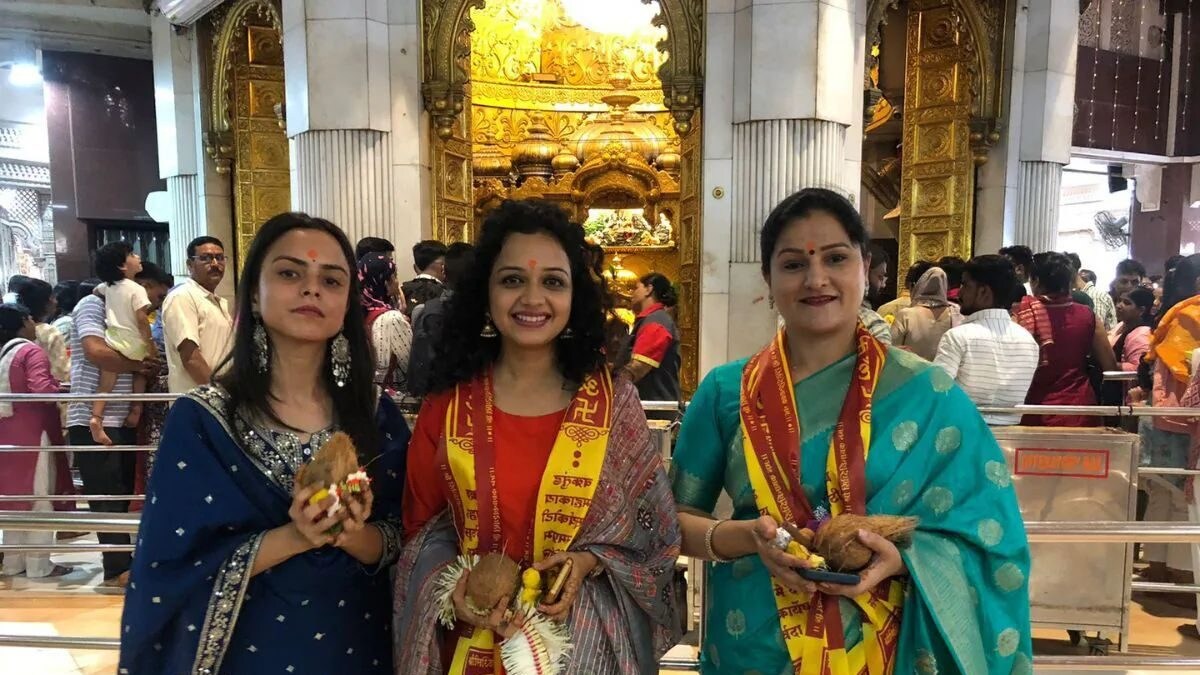 In Pics: Marathi TV Actress Rashmi Anpat Visits Shree Siddhivinayak ...