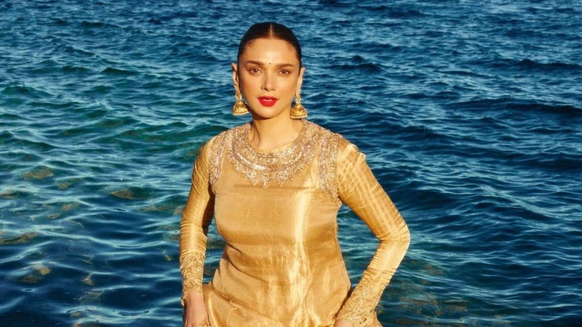 Aditi Rao Hydari Aces Traditional Look In A Red Bandhani Silk Saree ...