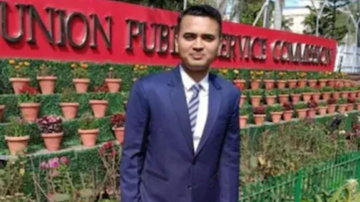 Meet Gujarat's Akash Chavda, Who Lost Both His Parents By Age Of 13 And Got AIR 1,007 In UPSC ...