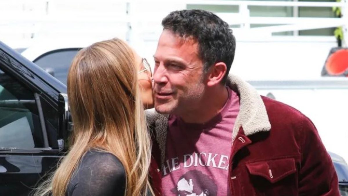 Jennifer Lopez and Ben Affleck Sign Divorce Papers, To Officially ...