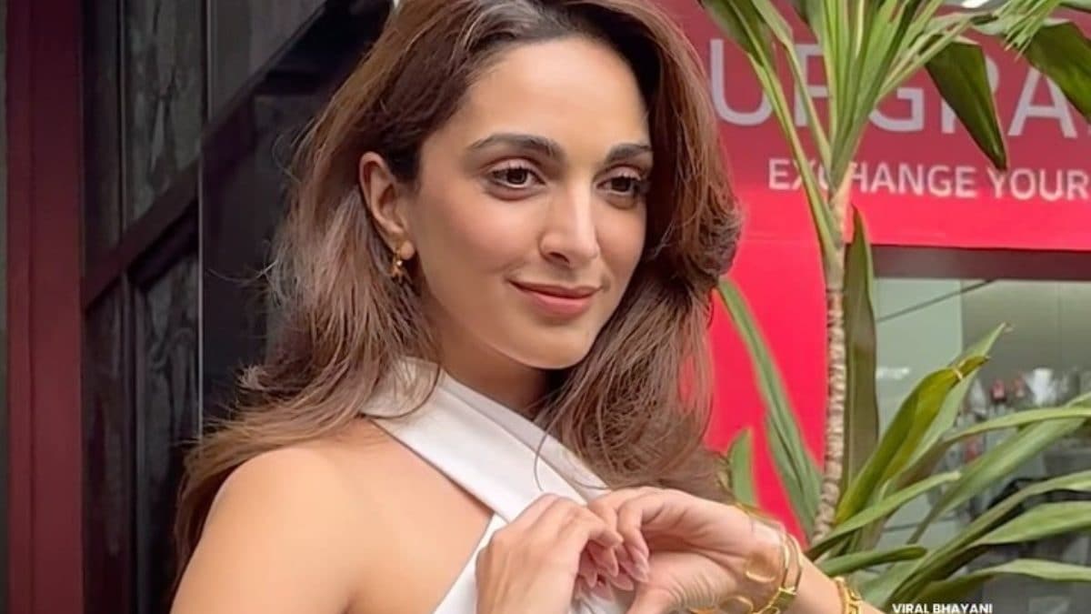 Sexy! Kiara Advani Makes Hand-Heart Gesture As She Makes Gorgeous ...