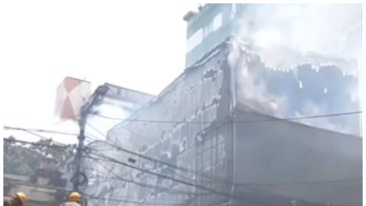 Massive Fire Breaks Out at Kolkata Restaurant, No One Injured | Video ...