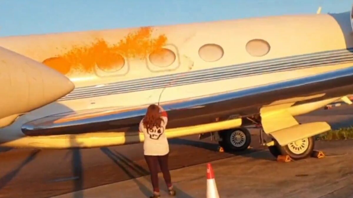 Climate Activists Target Taylor Swift's Private Jet, Spray Paint Planes ...