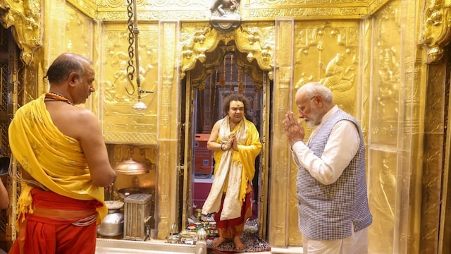 Varanasi Visit: PM Modi Offers Prayers At Kashi Vishwanath Temple - News18
