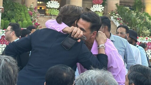 SRK and Akshay Kumar Break Internet, Share Warm Hug at PM Modi's Oath ...