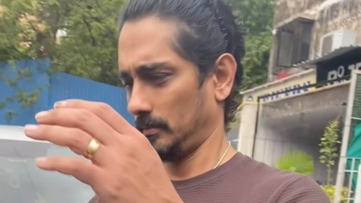 Siddharth Gets ANGRY With Paparazzi, Hides His Face and Tells Them ...