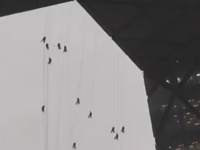 Shocking Video Shows Window Cleaners Dangling From Skyscraper As Flash ...