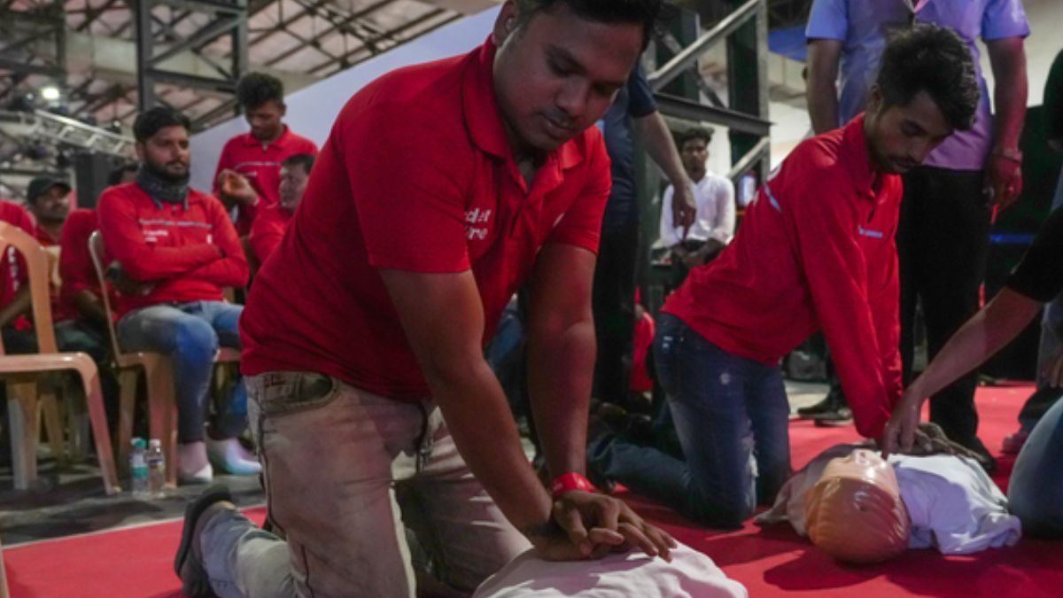 Zomato Trains Delivery Partners To Give CPR, Carry Medical Kits For ...