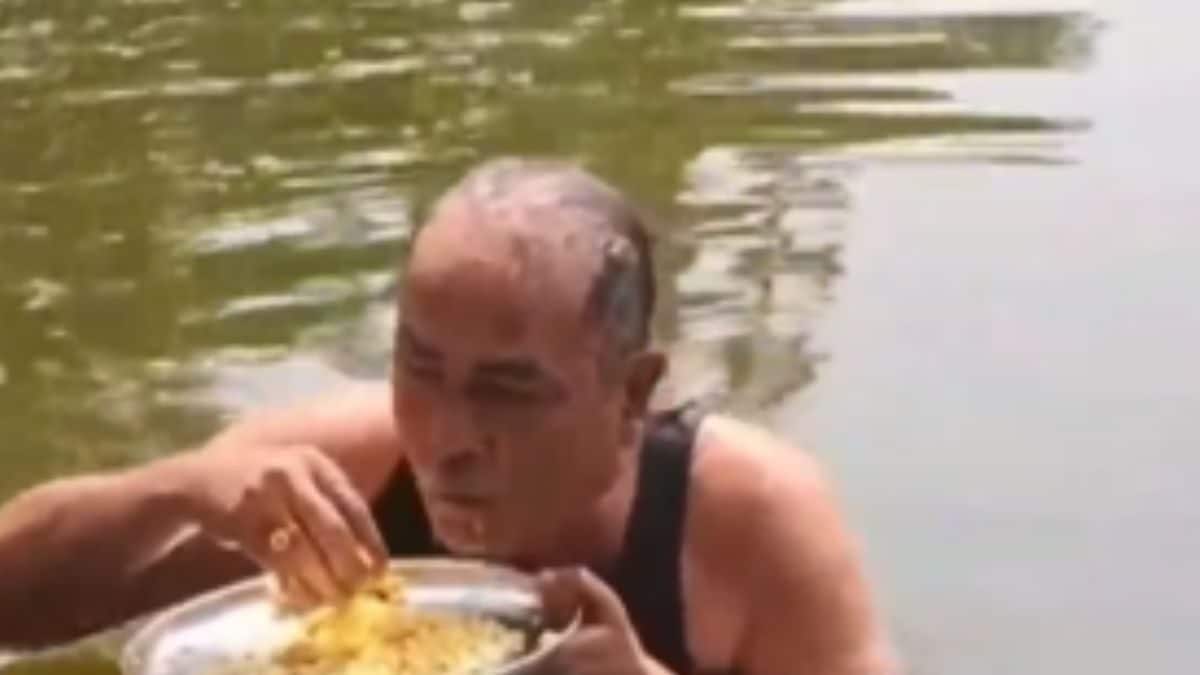 Bengal Man Eats Rice In Pond Amid Scorching Heat | India News - News18