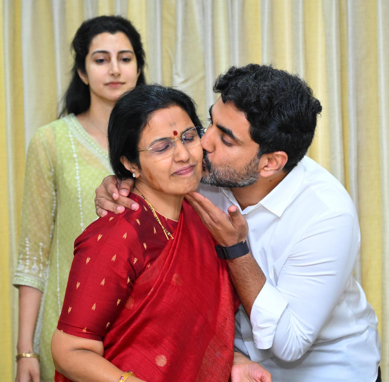 Celebrations Begin at Chandrababu Naidu's Residence, Former CM Set to Return to Power