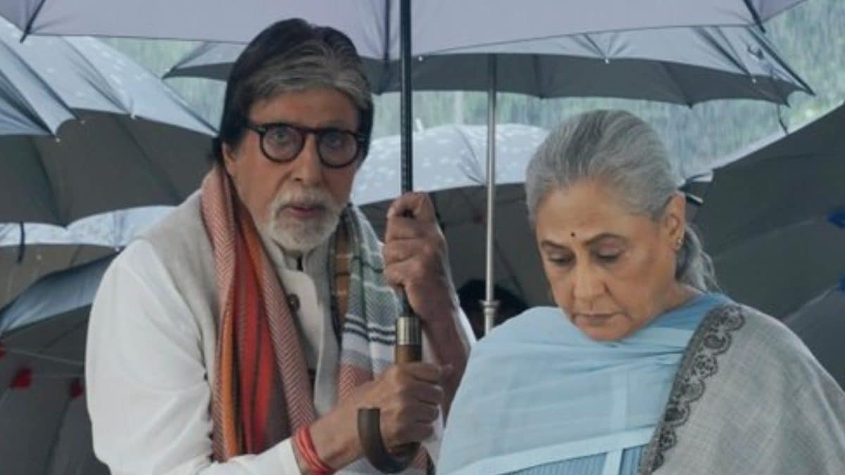Amitabh Bachchan Holds An Umbrella For Jaya Bachchan In Romantic Photo ...