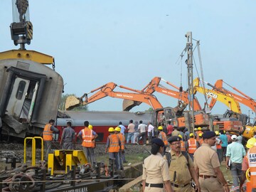 Two Killed, 22 Injured as 18 Coaches of Howrah-Mumbai Mail Derail in ...