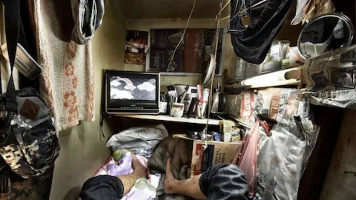 Watch: Hong Kong Locals’ Poor Living Conditions Inside Tiny Cubicles ...
