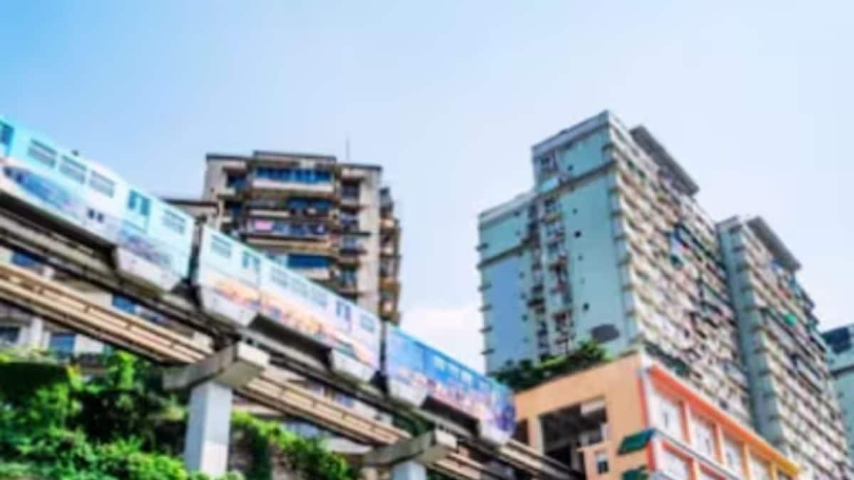 Watch: Train Passes Through A 19-storeyed Residential Building In China ...