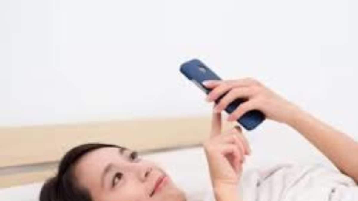 How Far You Should Keep Your Phone To Protect Your Eyes | Lifestyle ...