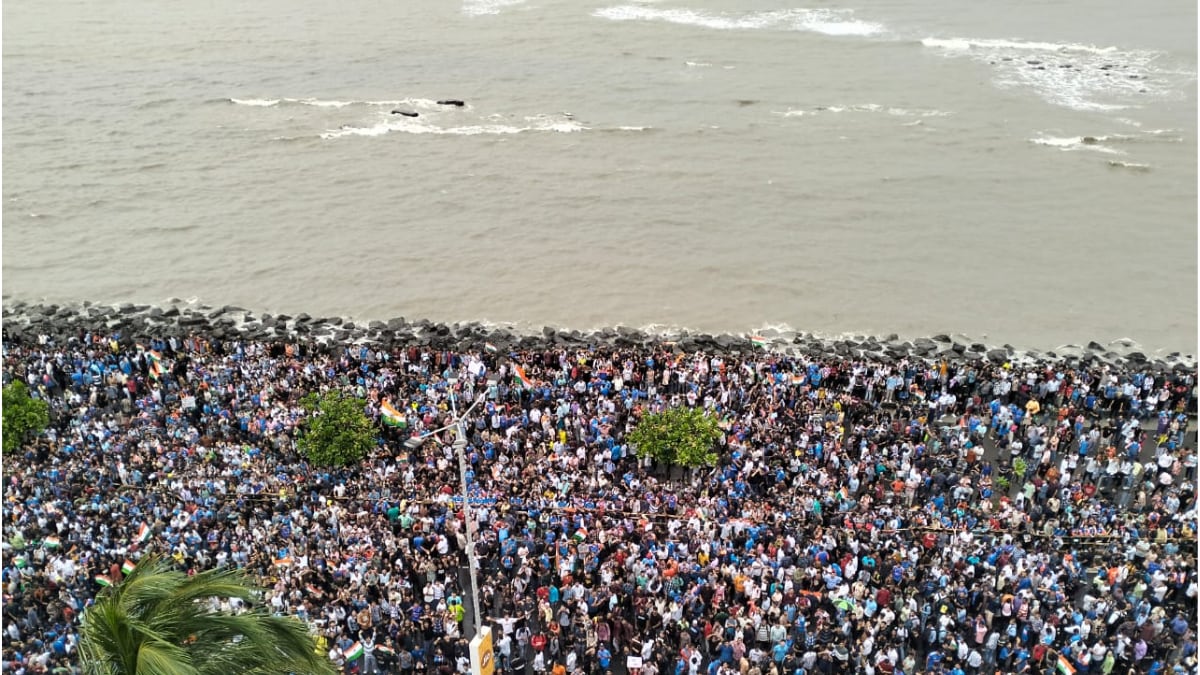 Marine Drive Jampacked: Cops Issue Traffic Advisory As Thousands Gather ...
