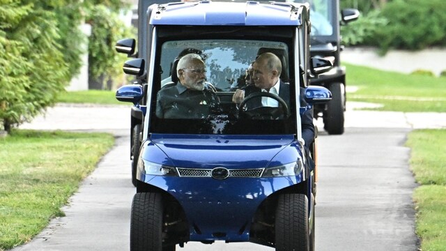 Putin Drives PM Modi Around in Golf Cart, Gives Tour of His Residence ...