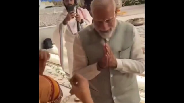 PM Modi Seeks Blessings of Jyotirmath and Dwarka Peeth Shankaracharyas ...