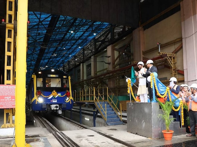 Bengaluru: BEML Unveils 55th Driverless Metro Train For Mumbai, All You ...