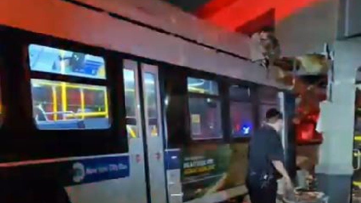 Video: Bus Crashes Into Burger King Outlet In NYC After Driver Suffers ...