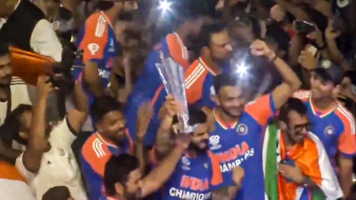 Rohit, Kohli Raise T20 World Cup Trophy Together During Team India's ...