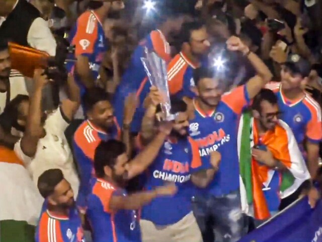 Rohit, Kohli Raise T20 World Cup Trophy Together During Team India's ...